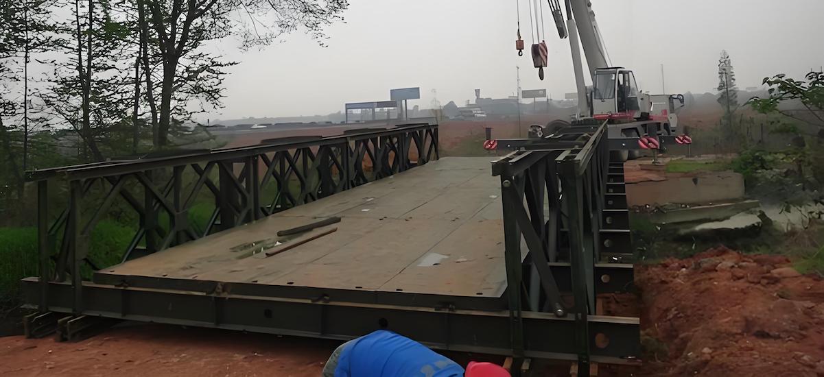 What types of materials are commonly used in emergency bridge ...